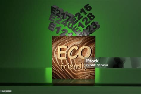 그린 워싱 개념 비문 에코와 유해한 첨가제 E가있는 나무 상자가 부어 져 있습니다 녹색 배경 속임수 오해의 소지가있는 구매자 제품에 대한 진실을 숨깁니다 해를 이익으로 제시