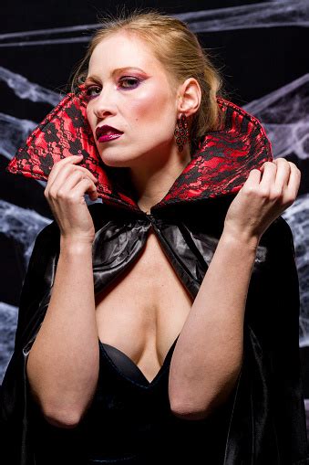 검은 색 배경과 거미줄 할로윈 파티에 대한 마녀로 우아한 방법으로 옷을 입은 여자 공포 무서움에 대한 스톡 사진 및 기타 이미지 공포 무서움 공휴일 마녀 Istock