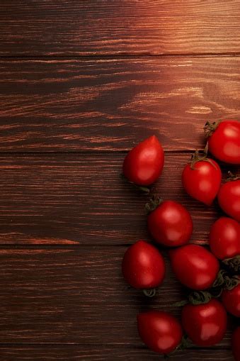 오른쪽에 있는 토마토의 상위 뷰와 복사 공간이 있는 나무 배경 0명에 대한 스톡 사진 및 기타 이미지 0명 과일 노랑 Istock