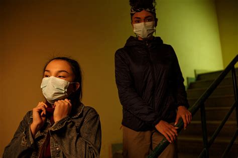 계단에 일회용 의료 보호 마스크에 젊은 아시아와 아프리카 소녀 선택적 포커스 바이러스 감염으로부터 구출 인종 간 국제 원조 우정 20 29세에 대한 스톡 사진 및 기타