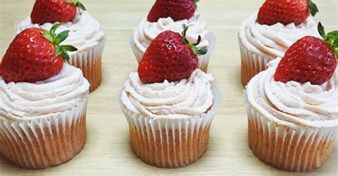 새콤달콤 딸기컵케이크 만들기