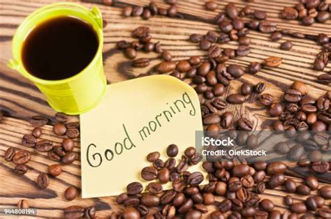 전체 녹색 금속 양동이 비문와 종이 스티커 근처 블랙 커피의 좋은 아침 오래 된 낡은 나무 테이블에 볶은 콩을 많이 흩어져 0명에 대한 스톡 사진 및 기타 이미지 Istock