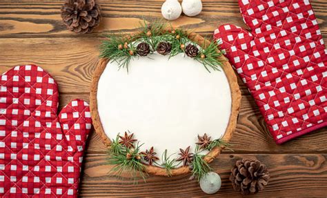 콘 수지 가지 스타 아니스로 장식된 화이트 크림이 있는 축제 케이크 새해와 크리스마스의 개념 공간 복사 및 상단 보기 2022년에 대한 스톡 사진 및 기타 이미지 Istock