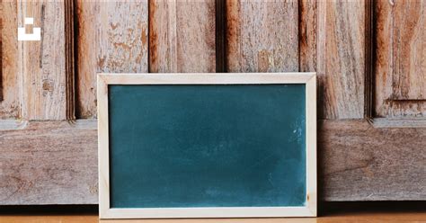 파란색과 흰색 나무 프레임 사진 Unsplash의 무료 칠판 이미지