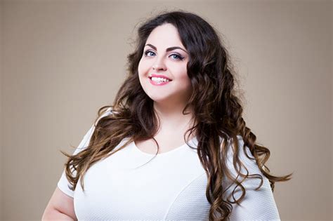 행복 플러스 사이즈 패션 모델 캐주얼 옷에서 베이지색 배경과 체중 여성의 신체에 뚱뚱한 여자 젊은 여자에 대한 스톡 사진 및 기타 이미지 Istock