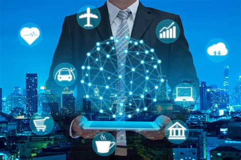 조명된 도시 풍경을 배경으로 다양한 기호가 있는 태블릿을 들고 있는 사업가의 디지털 합성 이미지 35 39세에 대한 스톡 사진 및 기타 이미지 Istock