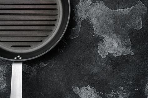 텍스트 또는 음식을위한 복사 공간이있는 빈 그릴 팬 검은 색 어두운 돌 테이블 배경에 상단 보기 플랫 레이 0명에 대한 스톡 사진 및 기타 이미지 Istock