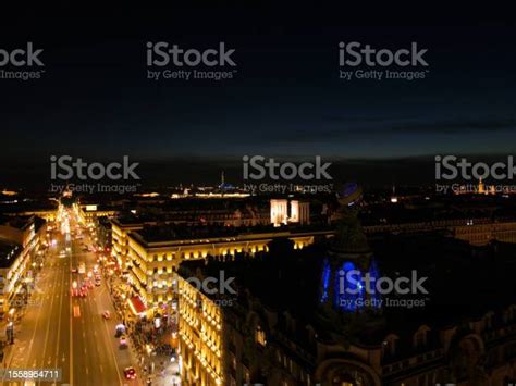 여름 자정에 상트 페테르부르크의 역사적인 도시에있는 밝은 네프 스키 거리와 카잔 대성당 회사의 건물 전망을 따라 공중에서 2차선 고속도로에 대한 스톡 사진 및 기타 이미지