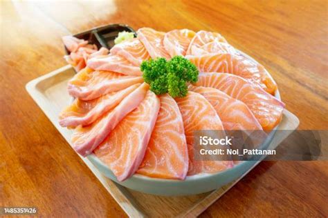 연어 사시미는 나무 테이블 위의 흰색 그릇에 원형으로 배열되어 있습니다 0명에 대한 스톡 사진 및 기타 이미지 0명 건강한 생활방식 건강한 식생활 Istock