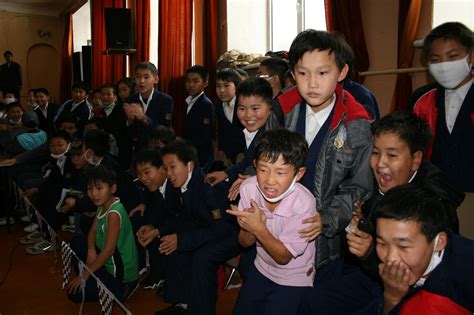 ДҮДҮ Хэний машин өнгөлж яваа юм шиг байна Яаа бас гараанаас гараад барианд орох хэдхэн секунд