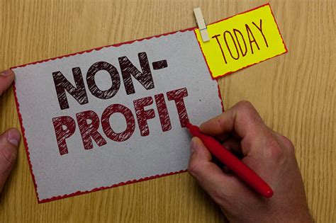 단어 쓰기 텍스트 비영리입니다 답례로 마커 종이 옷 핀 신호 표현 아이디어 나무 테이블을 들고 남자를 다시 지불 하지 않고