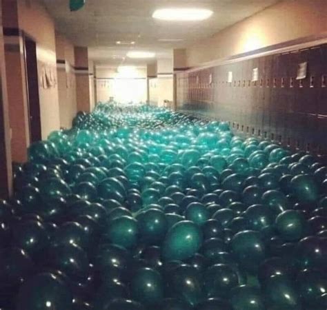 Unenbat Нэгэн сургуулийн багш оюутнууддаа бүгдэд нь нэг ширхэг шаар өгөөд Үүнийг үлээгээд