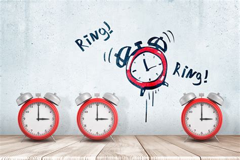 벽에 그려진 하나의 알람 시계와 흰색 나무 바닥에 세 개의 빨간색 알람 시계의 3d 렌더링 3차원 형태에 대한 스톡 사진 및