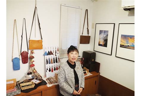 レザーと写真そろう 東日新聞