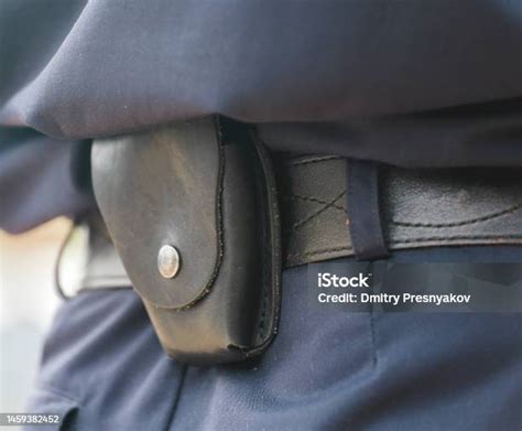 러시아 경찰대 뒷모습 측면도의 형성 권총 홀스터 수갑 테이저 및 홀스터를 가진 경찰관 법 집행관은 권총 수갑이 채워진 의무 벨트를 착용합니다 경찰관에 대한 스톡 사진 및
