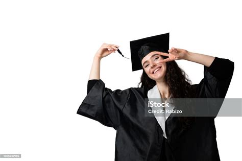 검은 색 졸업 가운과 흰색 배경에 모자 석사 학위를 가진 대학원 소녀 행복한 젊은 여성 경력가가 그녀의 사업에 성공했습니다