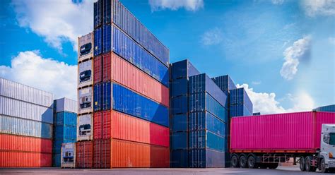 운송 물류 및 컨테이너 도크화물 야드 및화물 비행기 비행 크레인 다리 조선소에서 운송 물류 수입 수출 Surlight 배경 사진 Unsplash의 트럭 이미지