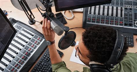 마이크 앞 책상에 앉아 있는 남자 사진 Unsplash의 방송 이미지