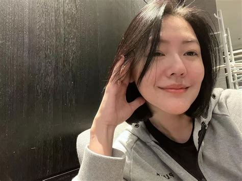 小s深夜曬「癌逝父抱許老三」舊照 有感哭了：真的很想你