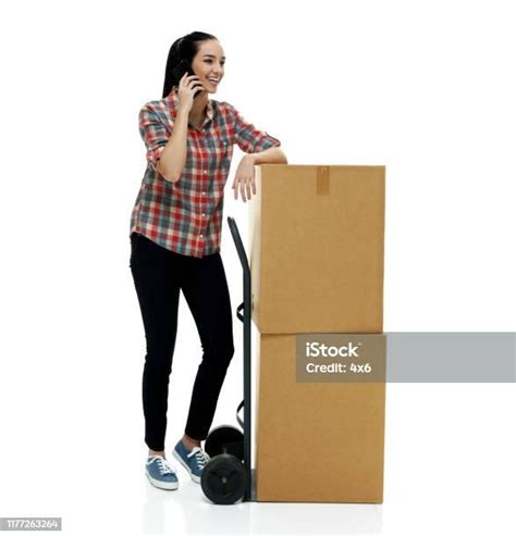 전체 길이 1 인 전면 1819 세 성인 아름 다운 검은 머리 긴 머리 포니 테일 백인 여성 젊은 여성 배달 사람 수동 노동자