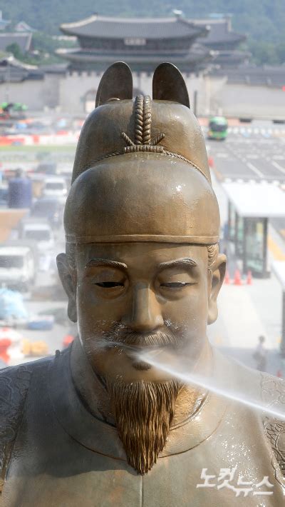 광화문광장 개장 맞아 세종대왕·이순신 동상 목욕재개[영상]