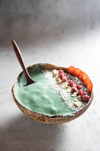 스피룰리나를 곁들인 바나나 아이스크림을 곁들인 코코넛 그릇과 딸기와 씨앗으로 장식 보울에 대한 스톡 사진 및 기타 이미지 보울 0명 건강한 생활방식 Istock