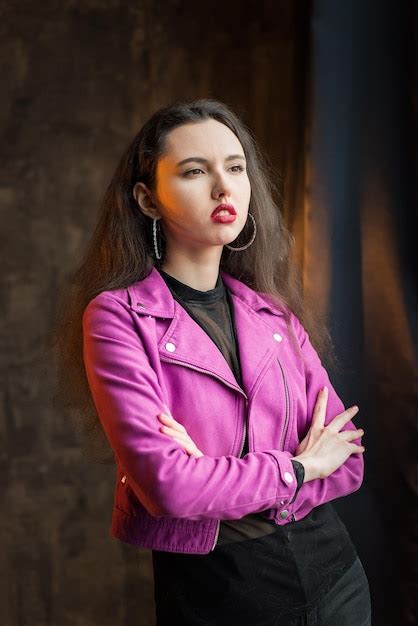 Belle Brune Sensuelle Dans Une Veste Posant à La Lumière Du Jour Depuis