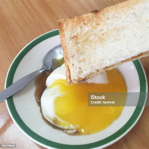 전통적인 싱가포르 또는 말레이시아 아침 식사 카 야 토스트 빵과 마가린 절반 삶은 계란 0명에 대한 스톡 사진 및 기타 이미지 0명 건강한 식생활 달걀 Istock