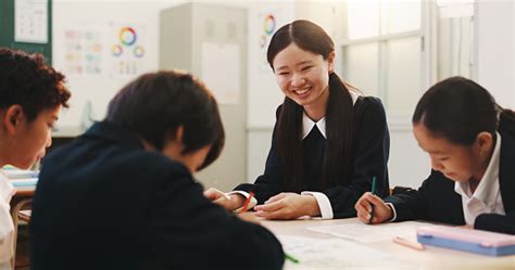 소녀 그룹 및 아이들과 함께 교실에서 배우고 글을 쓰고 교사와 함께 행복하고 발달을 돕고 지원합니다 일본에서는 어린이 학교 및 평가 메모 및 진도를 위한 책 10 11세에