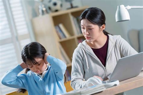年轻妈妈和做作业的女儿生气女儿高清相片图片 包图网企业站