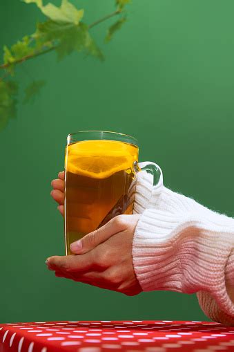 녹색 배경 위에 고립 된 레몬 생강 박하 및 계피 스틱을 곁들인 맛있는 향기로운 감귤류 차 한 잔 0명에 대한 스톡 사진 및 기타 이미지 Istock