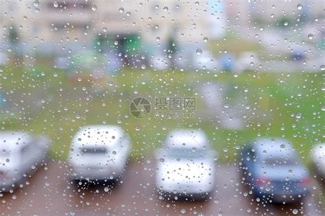 秋天下着大雨薄雾下雨玻璃时间天气运动雨滴驾驶灰色窗户高清图片下载 正版图片321468652 摄图网