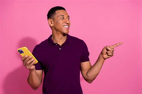 좋은 젊은 남성 홀드 가제트 포인트 모습 빈 공간을 입은 사진 초상화 세련된 바이올렛 의류 핑크 색상 배경에 고립 30 34세에 대한 스톡 사진 및 기타 이미지 Istock