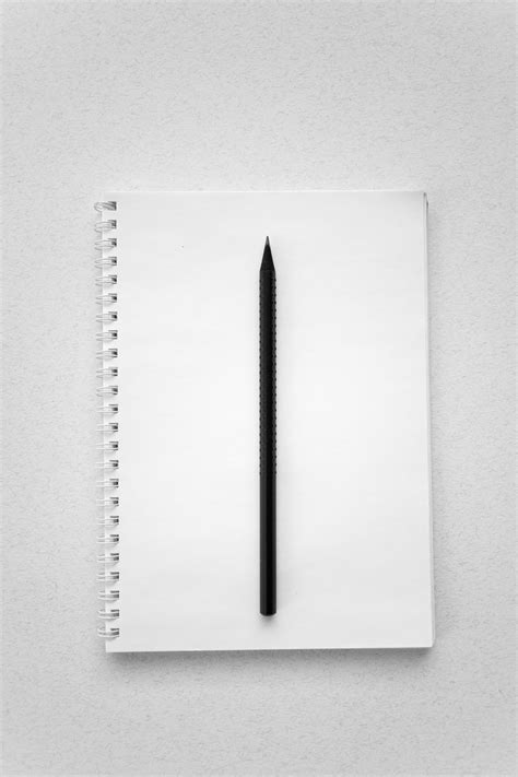 개념 검은색 계획하는 공부하다 공책 교육 깨끗한 나선형 날카로운 연필 뉴트럴 팔레트 단순한 단순함 독창성 디자인 목업 문구 미니멀리스트 바탕
