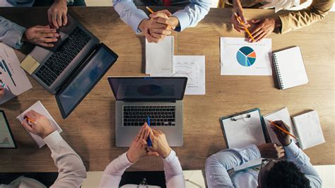 비즈니스 미팅 중에 예정된 프로젝트에 대한 계획과 전략을 세우는 비즈니스 사람들 데이터에 대한 스톡 사진 및 기타 이미지 데이터 바로 위 20 24세 Istock