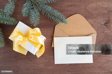 금색 리본 전나무 가지 어두운 나무 배경에 빈 종이가 있는 편지봉투가 달린 선물 상자 새해 카드 최고 보기 텍스트공간을 복사합니다 12월에 대한 스톡 사진 및 기타 이미지