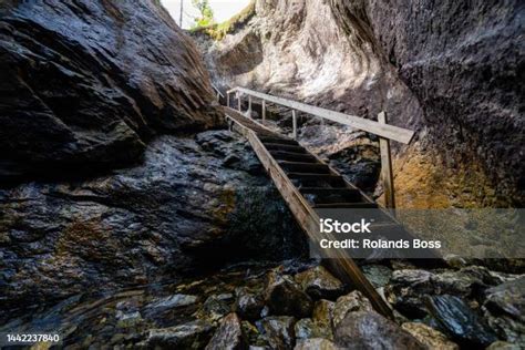 큰 바위 동굴에는 꼭대기로 이어지는 난간이 있는 나무 계단이 있습니다 0명에 대한 스톡 사진 및 기타 이미지 0명 강 경관 Istock