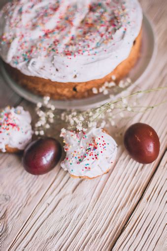 전통적인 부활절 케이크와 꽃이 만발한 나무 가지와 부활절 달걀 부활절 테이블 검은색에 대한 스톡 사진 및 기타 이미지 검은색 기독교 깃털 Istock