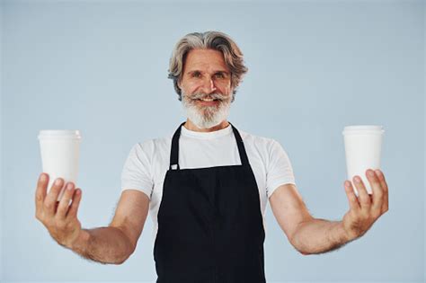 손에 음료를 가진 웨이터 실내에서 회색 머리와 수염을 가진 시니어 세련된 현대 남자 45 49세에 대한 스톡 사진 및 기타 이미지 45 49세 그루터기 얼굴부위 털