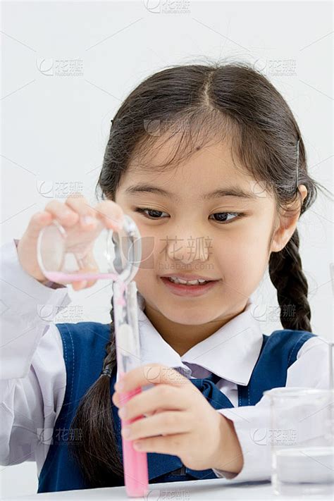 亚洲学生在做科学实验