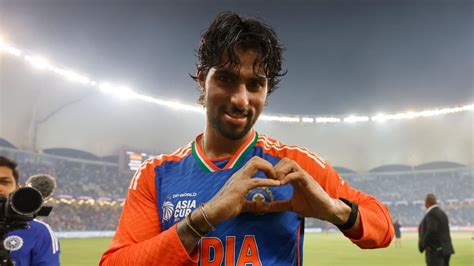 Tilak Varma Special T To Nara Lokesh తిలక్‌ వర్మ నారా లోకేశ్‌కు ఏం గిఫ్ట్ ఇచ్చారో తెలుసా