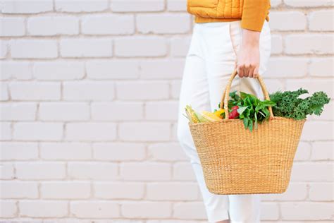 복사 공간이 있는 폐기물 제로 개념 빨대 바구니를 들고 있는 여자 야채 상품 친환경 쇼핑객 제로 폐기물 플라스틱 무료 개념 가방에 대한 스톡 사진 및 기타 이미지 Istock