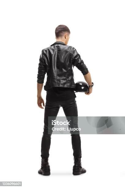헬멧을 들고 있는 가죽 재킷을 입은 바이커의 전체 길이 리어 뷰 샷 폭주족에 대한 스톡 사진 및 기타 이미지 폭주족 후면 오토바이 Istock