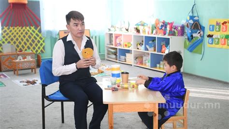 Д Ганбаяр Хичээлээ сайн заахын тулд хаягдал материалаар хөгжмийн