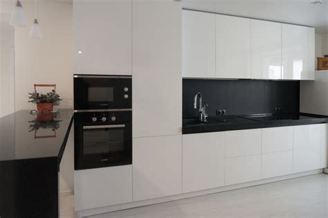 Белая кухня с чёрной столешницей