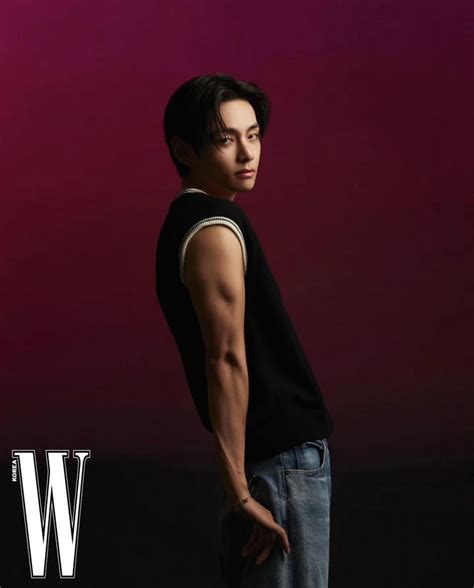 Celine Global Marka Elçisi Btsten Vnin W Korea Ile İş Birliği İçinde Olduğu Bahar Temalı