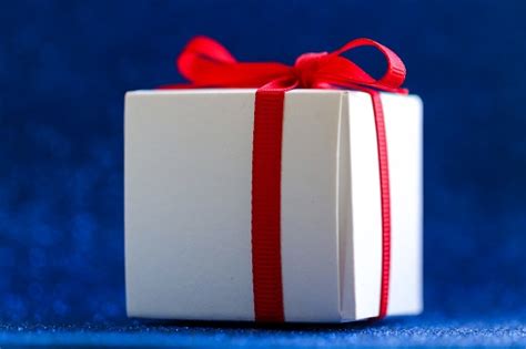 파란색 배경에 빨간색 리본으로 묶인 흰색 선물 상자 선물 공단에 대한 스톡 사진 및 기타 이미지 공단 공휴일 구도 Istock