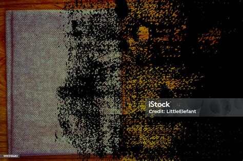 그런 지 더러운 울트라 오렌지 엽서 샘플 무료 Copyspace 모형에 대 한 나무 테이블에 리넨 직물 표면 0명에 대한 스톡