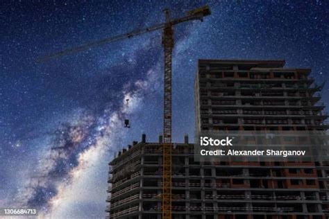 밤에 키가 큰 타워 크레인과 건물과 은하수 건설 크레인은 미완성 주택에 대한 시멘트콘크리트용 컨테이너를 들어 올립니다 강철에 대한 스톡 사진 및 기타 이미지 Istock