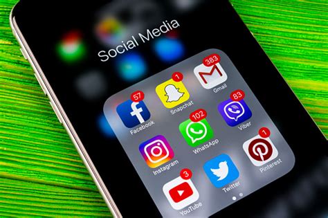 애플 아이폰 7 아이콘 녹색 나무 테이블에 소셜 미디어 페이 스 북 인 스타 그램 트위터 Snapchat 응용 프로그램 화면에 태블릿 컴퓨터 라이프 스타일입니다 소셜 미디어